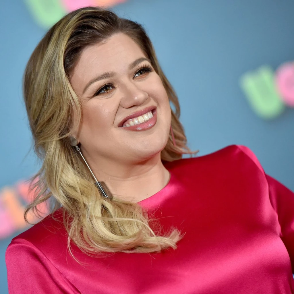 Kelly Clarkson was mesmerized during the performance night with the ...