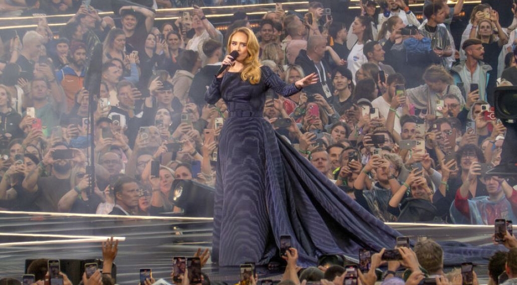 Adele scolds audience for making anti-LGBTQ+ comments - News